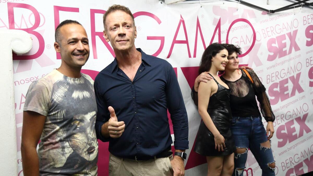 Rocco Siffredi in moto come Ibra a Sanremo: bagno di folla per lui e ...