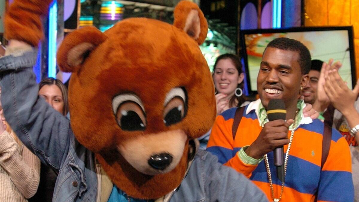 Metti un orsetto tra Balenciaga e Kanye West e sarà facile che li inc ...