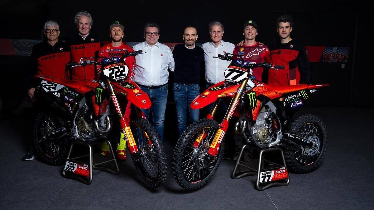 Alta, rossa e sporcacciona: ecco la Desmo450 MX. Antonio Cairoli: “Mi ...