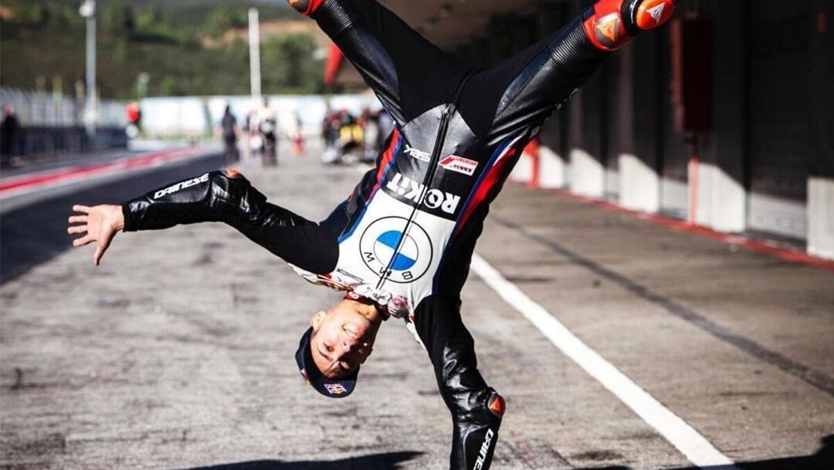 [VIDEO] Ok, ma avete visto cosa fa Toprak Razgatlioglu con una BMW ...