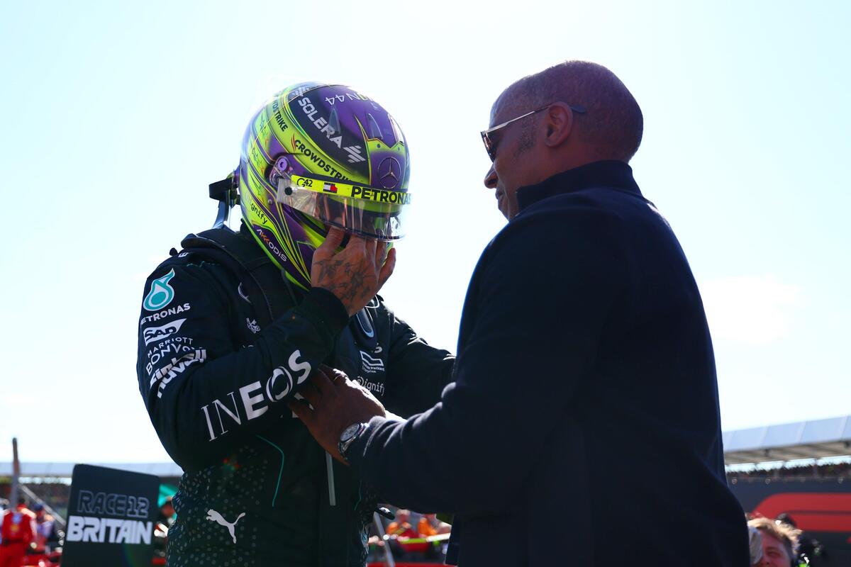 Lewis Hamilton, l'abbraccio con i genitori e la dedica alla famiglia ...