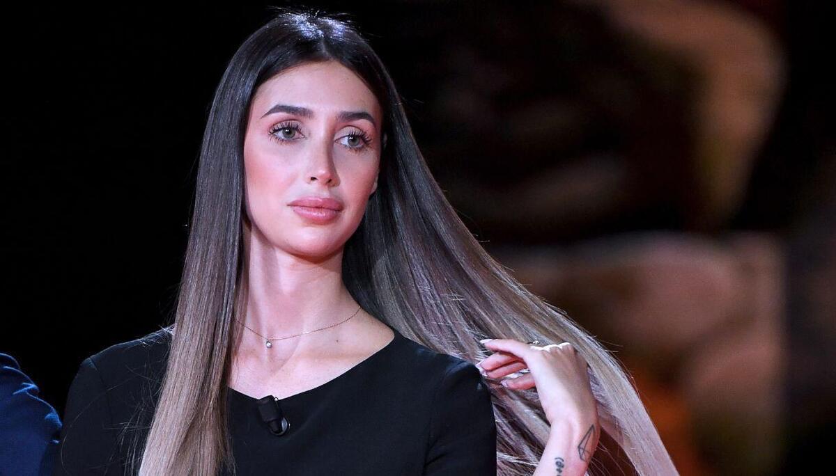 La raccolta fondi per rifarsi il seno di Michelle Comi vi fa incaz*are ...