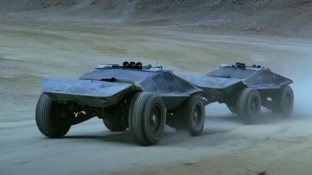 Kanye West e la Bomb con la gara in Tesla Cybertruck e auto, moto e ...