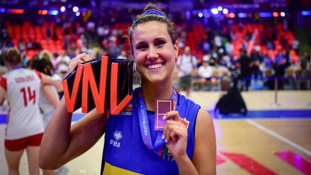 Chi è Anna Danesi, l’ospite di Zelig su Canale 5? Dall’esordio nella ...