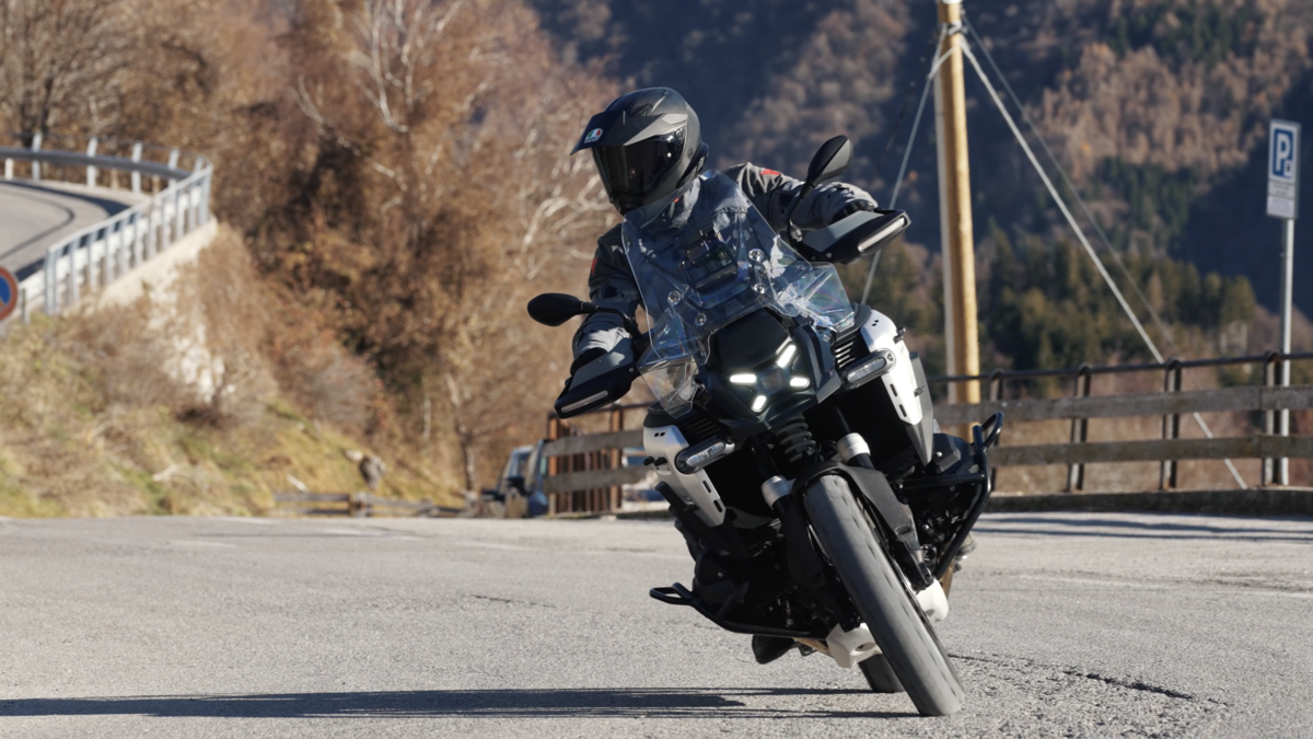 BMW R 1300 GS Adventure ASA: è davvero THE GOAT delle moto? Ecco come va - MOW - Mowmag.com