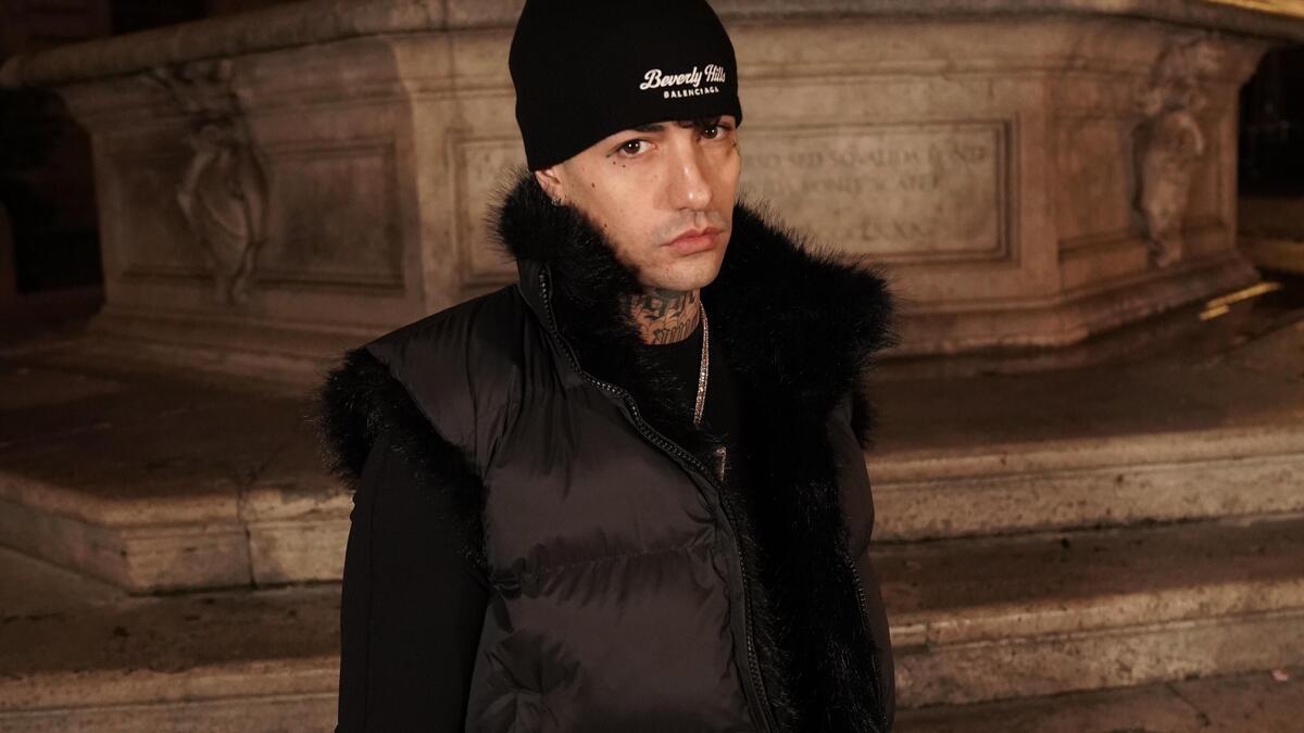 Abbiamo letto “Non volevo ma lo sono” di Tony Effe, ma com’è? L ...