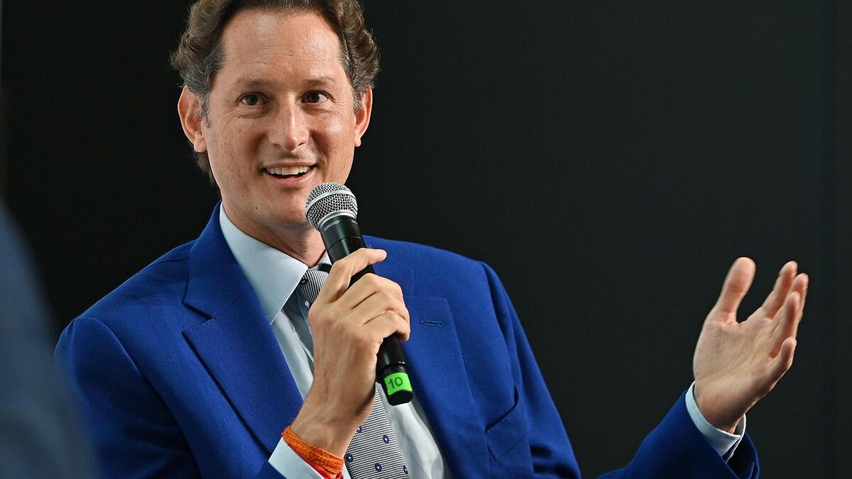 Elkann vende ai francesi? E cosa succederà a La Repubblica e La Stampa ...