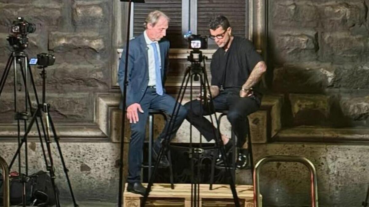 Altro che Bova e Ceretti, ma l'avete visto Fabrizio Corona bere birra ...